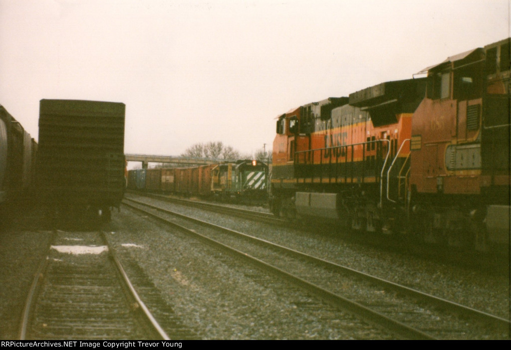 BNSF 1070, BN 1400 at Oregon